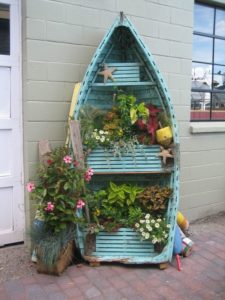 10 Ideas To Repurpose The Old Boats: 5.Doorway Boat